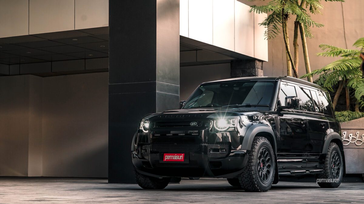 Black Land Rover Defender - Brixton Forged™
