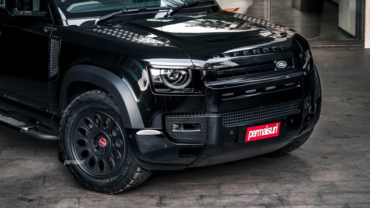 Black Land Rover Defender - Brixton Forged™