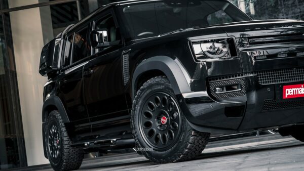 Black Land Rover Defender - Brixton Forged™