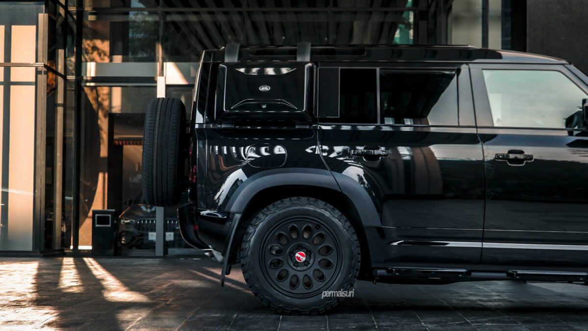Black Land Rover Defender - Brixton Forged™