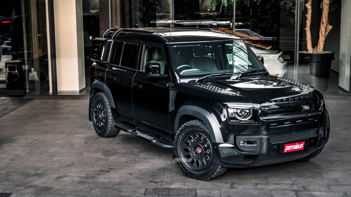 Black Land Rover Defender - Brixton Forged™