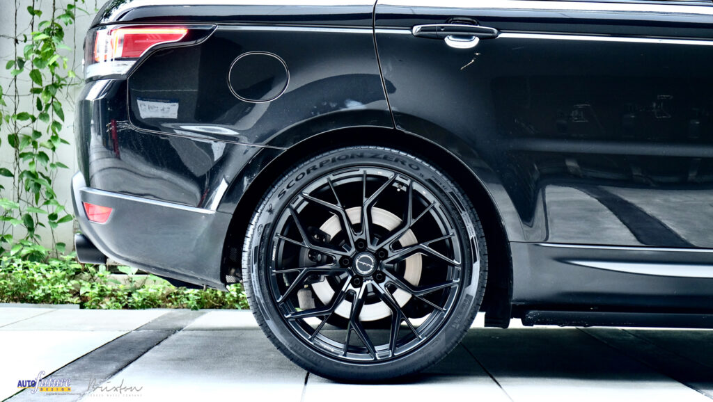 Black Land Rover Range Rover - Brixton Forged™