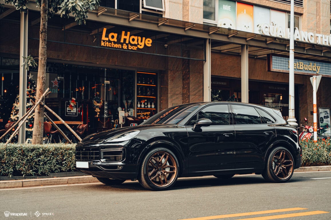 Black Porsche Cayenne Turbo - Brixton Forged™