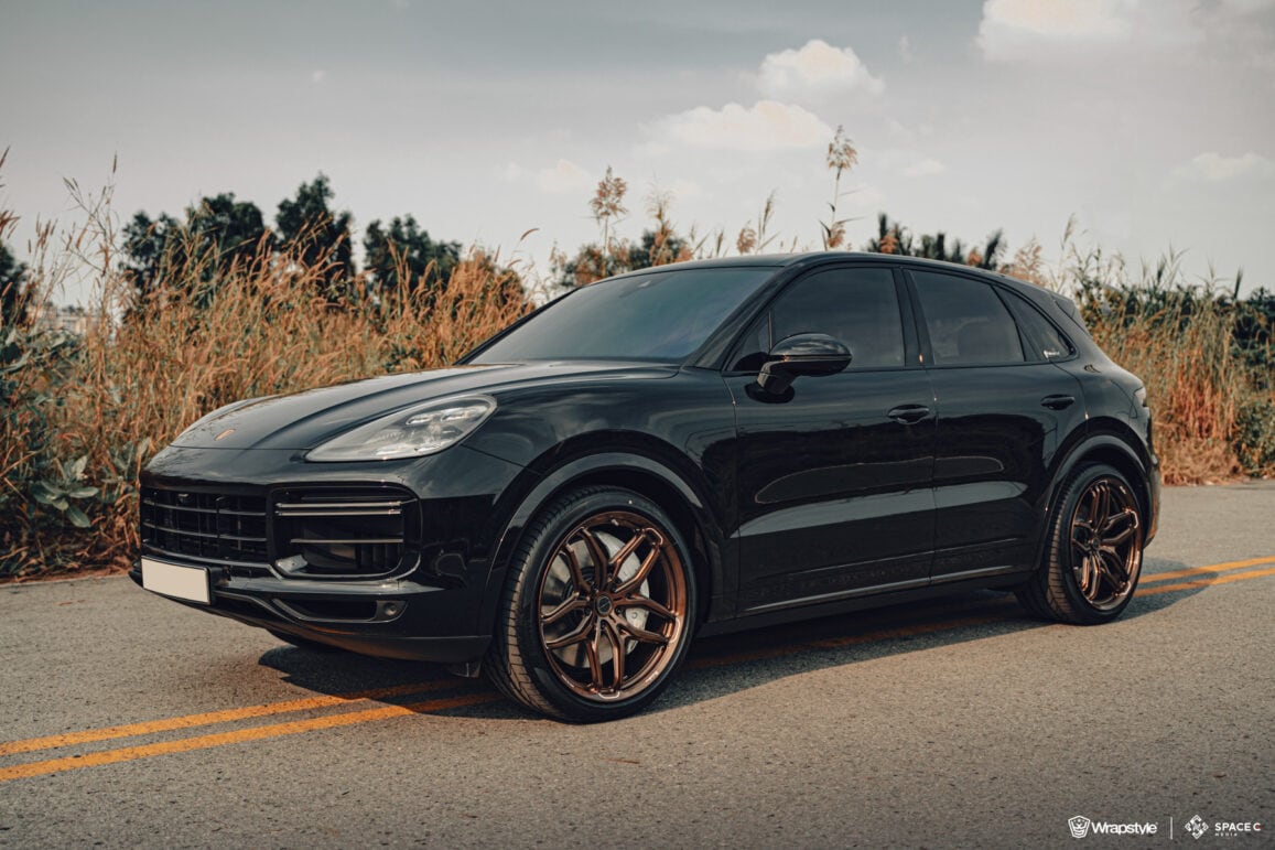 Black Porsche Cayenne Turbo - Brixton Forged™