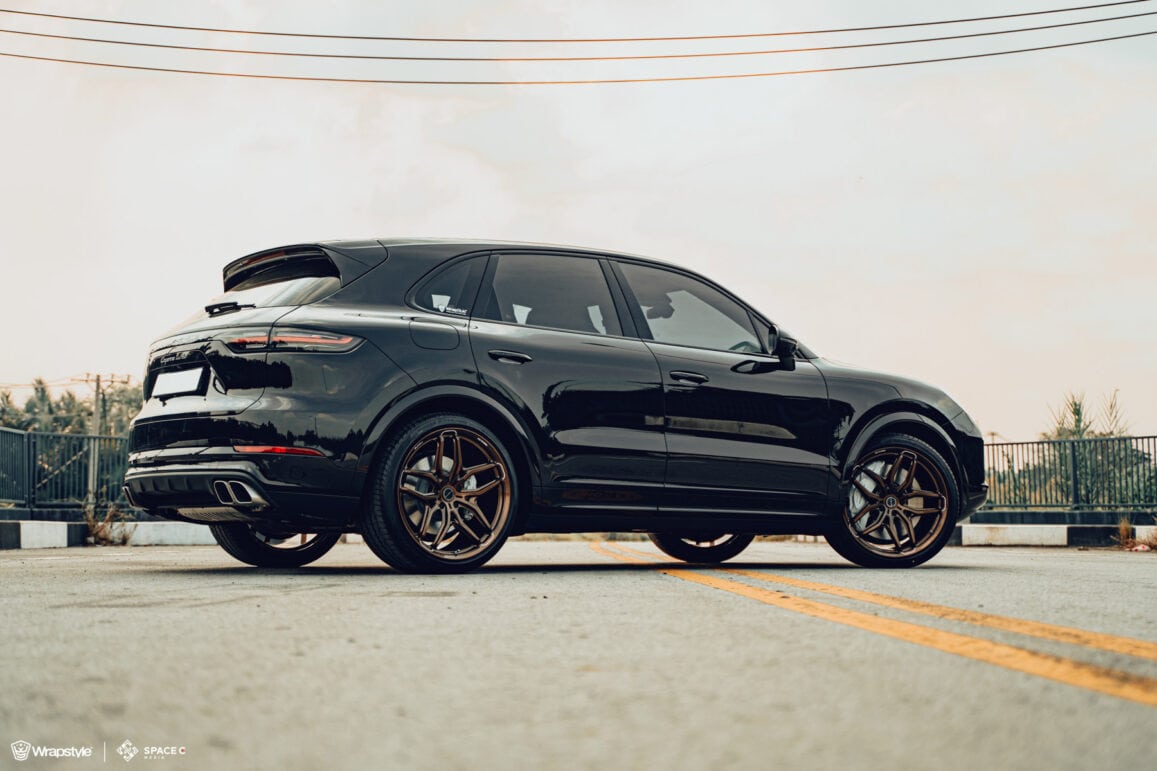 Black Porsche Cayenne Turbo - Brixton Forged™