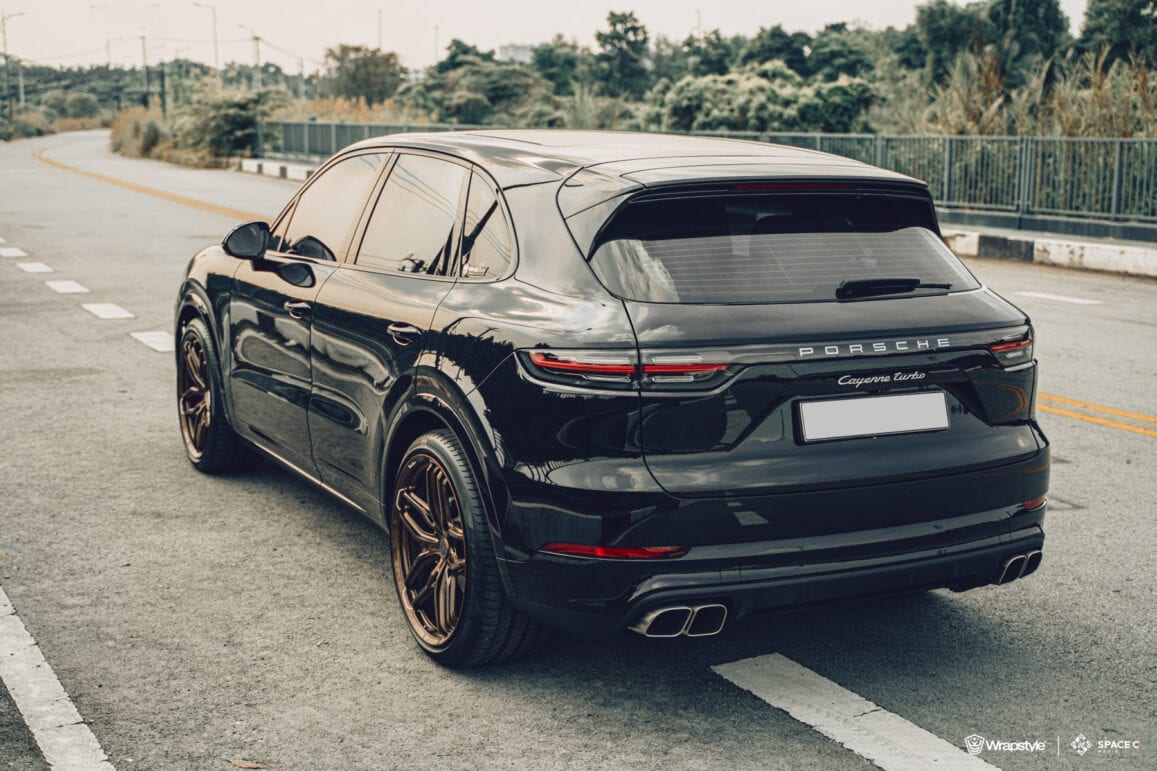 Black Porsche Cayenne Turbo - Brixton Forged™