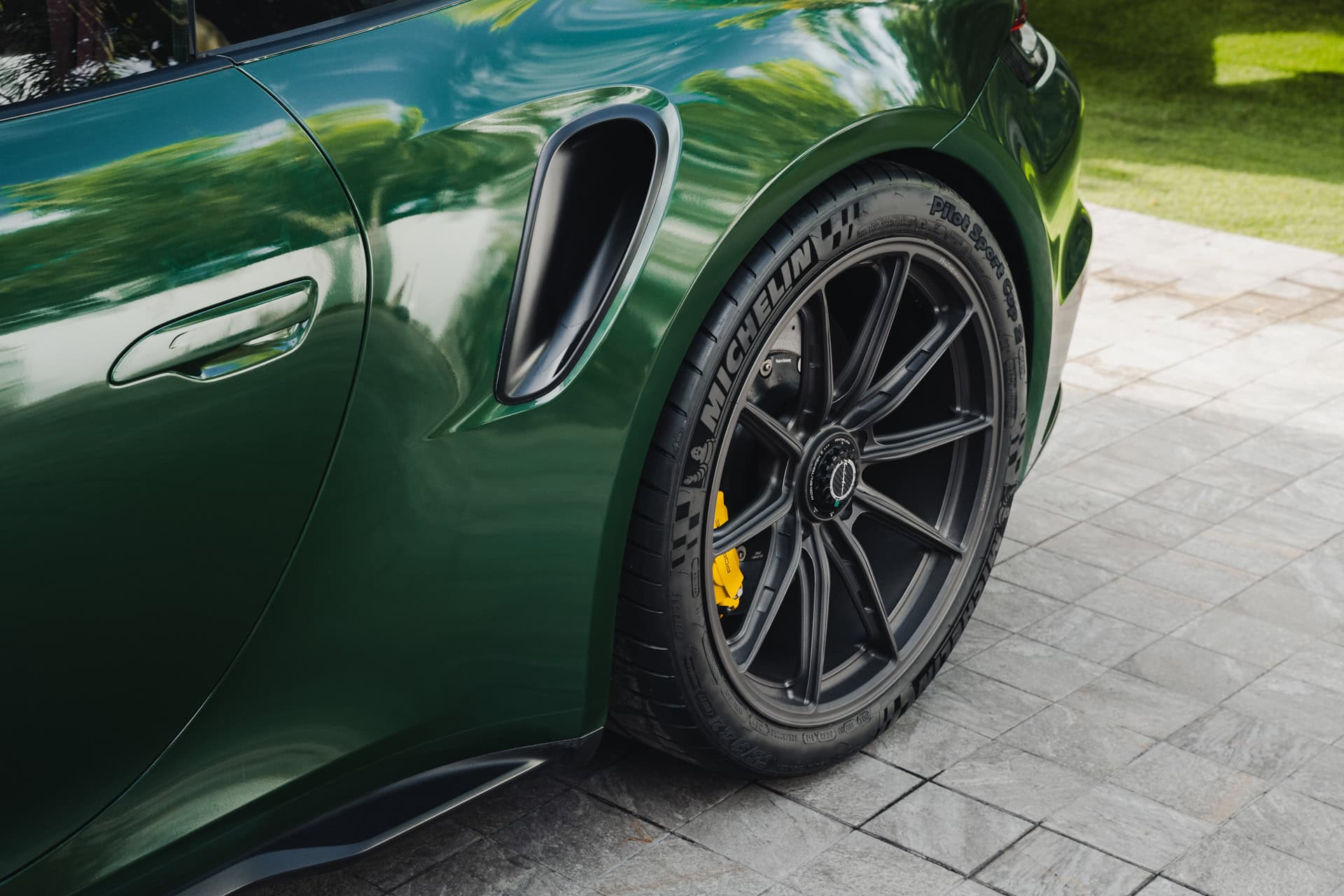 Green Porsche 911 Turbo S (992) - Brixton Forged™